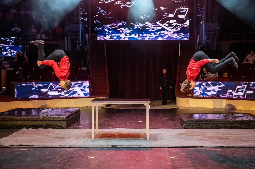 Dylan e Rassel Coda Prin ospiti del Circo Stabile di Budapest – CIRCO ...